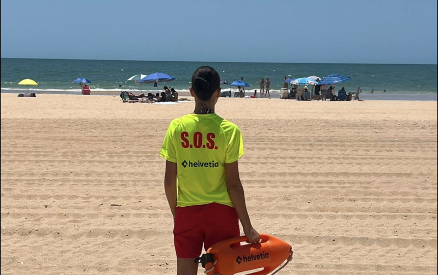 Tourist faces €3,000 fine for ignoring red flag on Andalucia beach ...